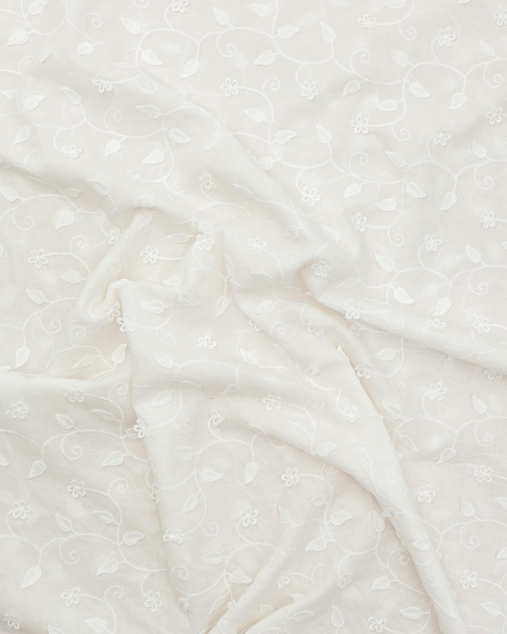 Hvid med blade og blomster - Broderie Anglaise | Stofmøllen